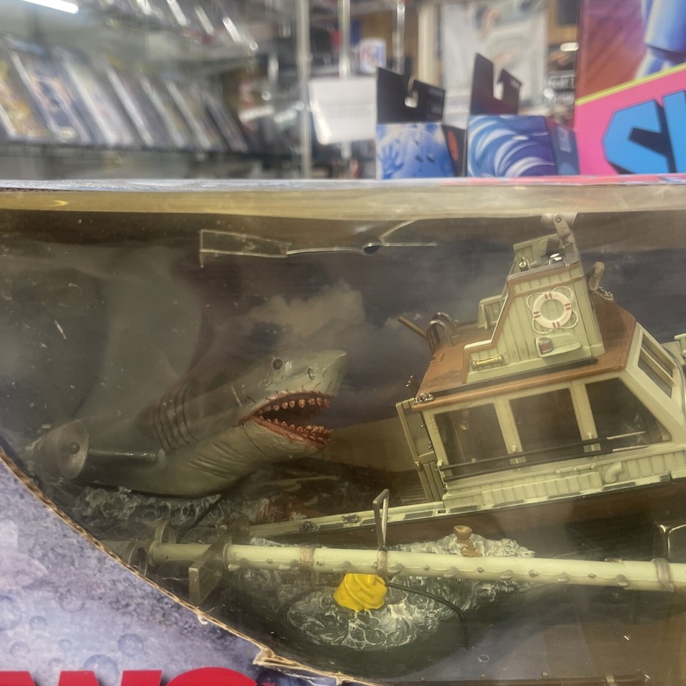 MCFARLANE MOVIE MANIACS JAWS DELUXE BOXED SET 2001 SEALED BOX DAMAGE ...