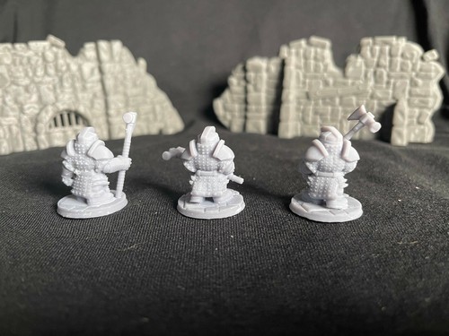 3 Iron Hills Dwarves with Mattocks 28mm Miniatures Middle Earth LOTR ...