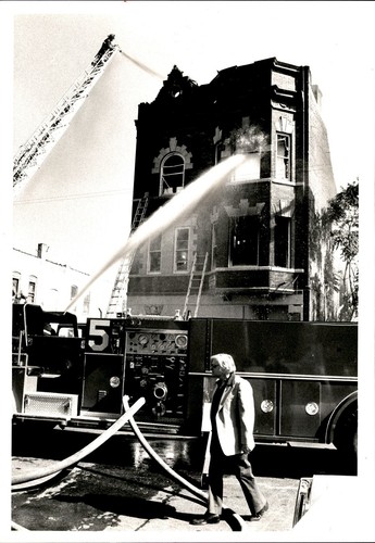 LD313 1979 Original Photo FIRE ENGINE #5 FIGHTING BLAZE WATER HOSE ...