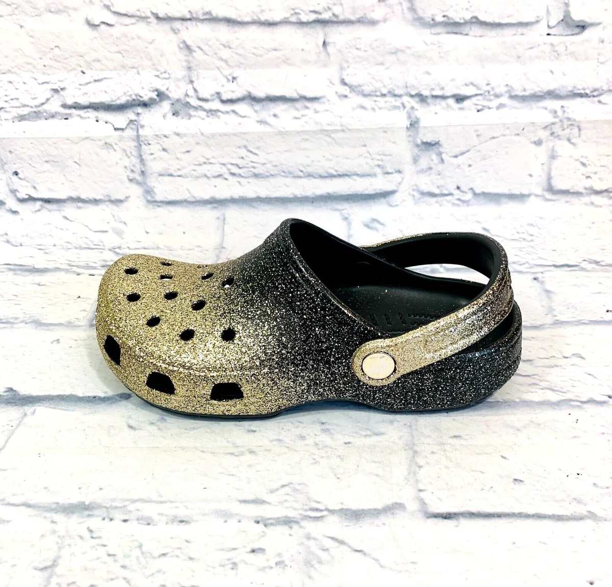 sir nadstropje Golo crocs brillantes doradas Oblika brki Ampak