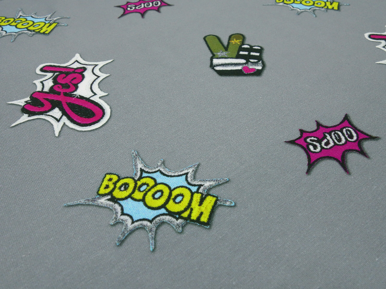 Stoff Jersey Sticker Druck "boom" grau Kleiderstoff Kinderstoff Little ...
