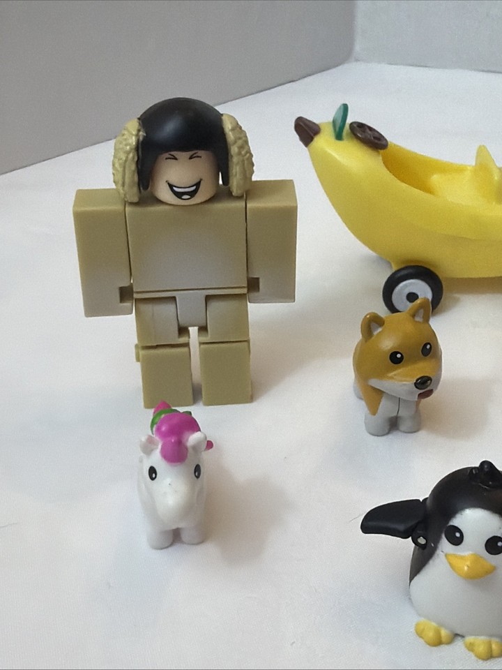 Roblox Celebrity Collection: Adopt Me Pet Store Deluxe Playset ...