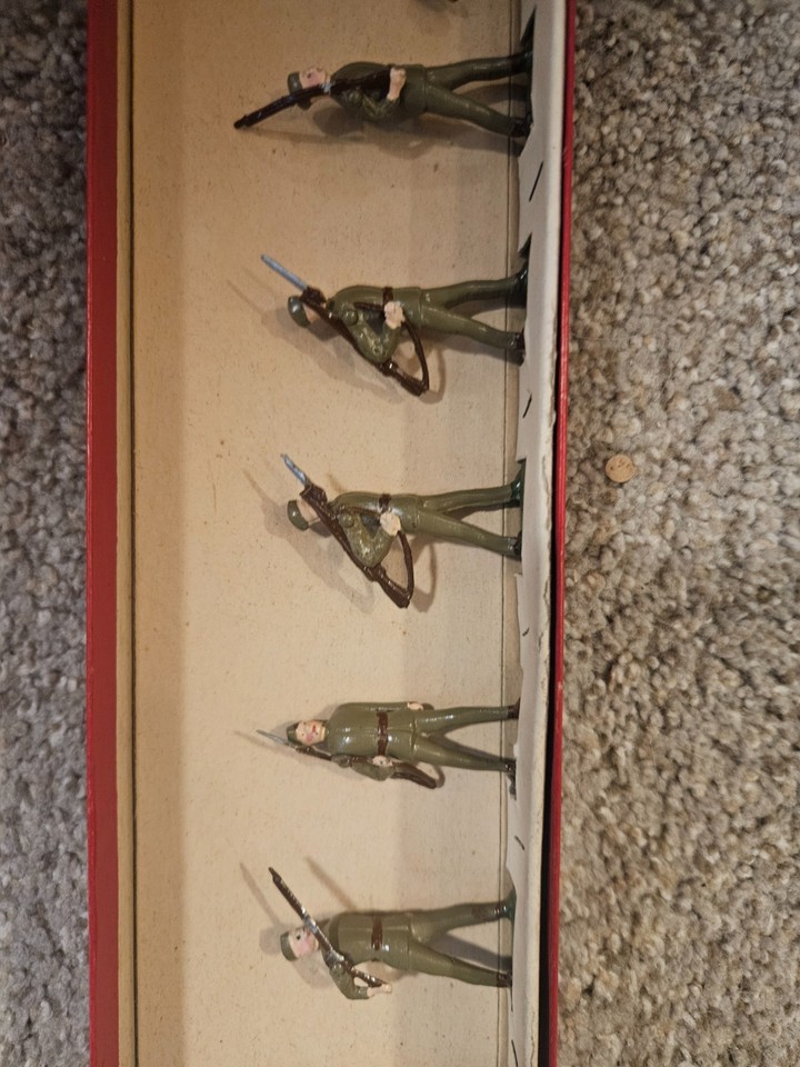 Comet Metal Products, 8 Metal Soldiers The Brigadiers, Charging Soldier ...