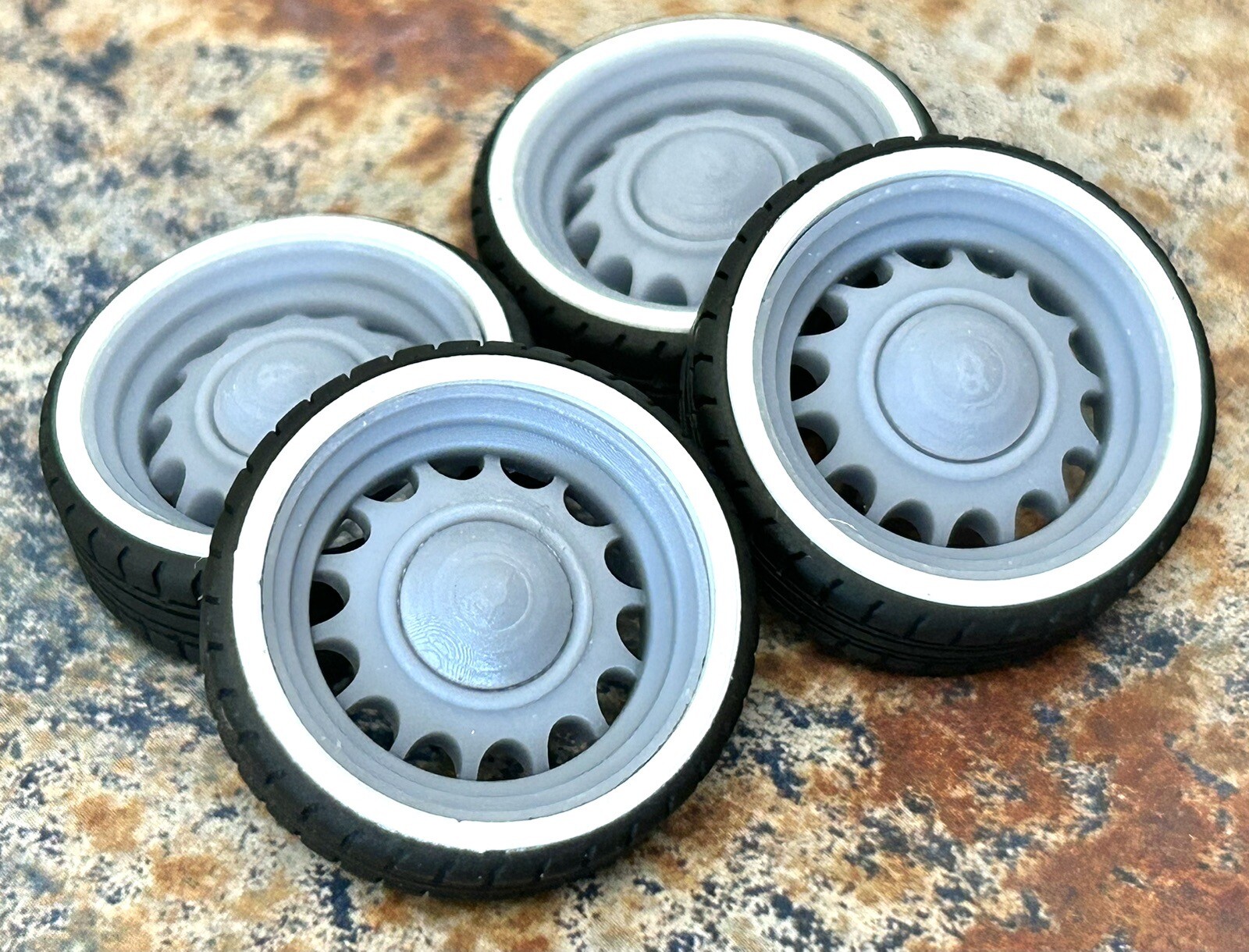 Resin 22 In. “Artillery” Restomod Wheels, W/ One Inch Whitewalls,1/24 1 ...
