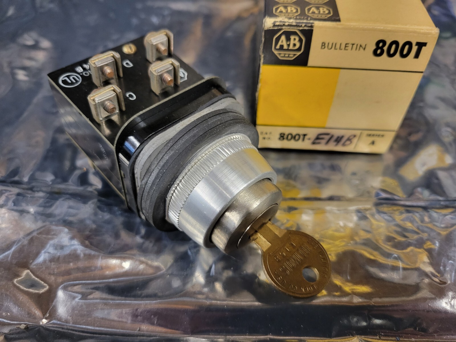 Allen Bradley 800T-E14B Push Button, Cylinder Lock NOS | eBay