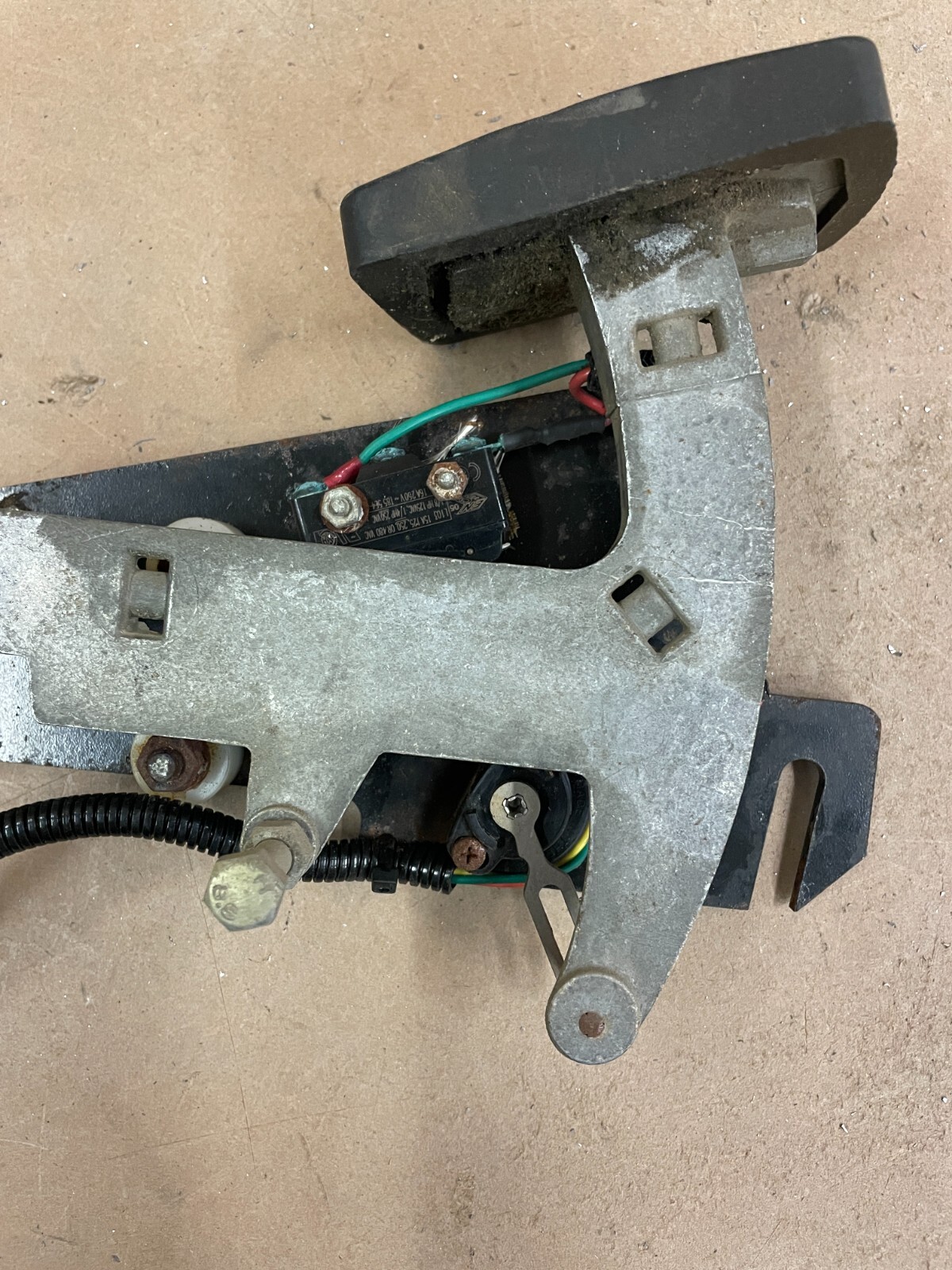 Yale ERC050VGN Electric Forklift Pedal Bracket Assembly | eBay