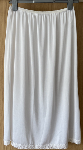 LADIES VINTAGE M&S WHITE SATIN LOOK POLYESTER HALF SLIP SIZE 16 LENGTH ...
