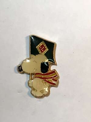 PIN GOLD SNOOPY WITH FLAG | eBay