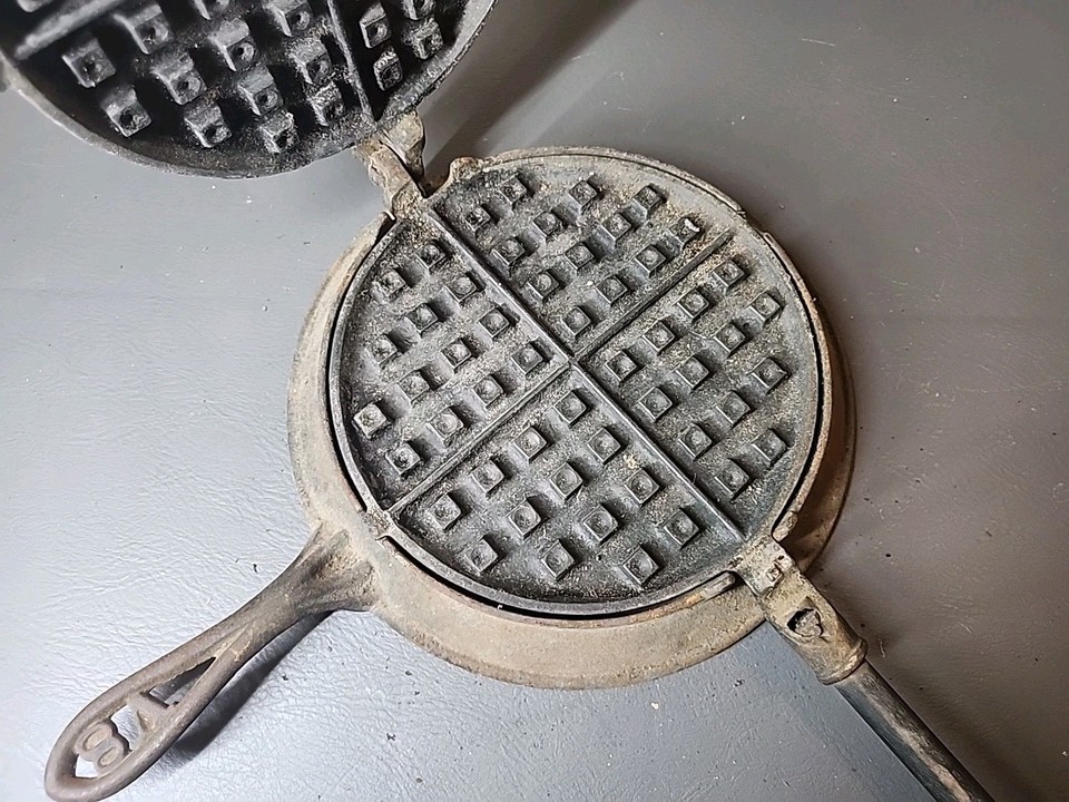 RARE Victor #8 Scissor Hinge Cast Iron Waffle w/ Matching base ...