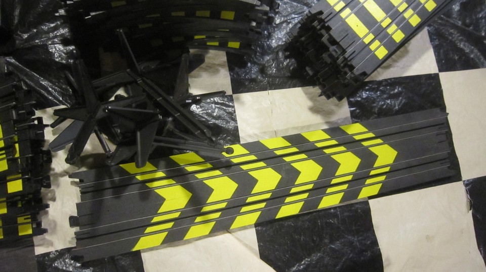 80 Piece Lot Of Tyco Slot Car Track,Straight,Curve,Banked,Cliff Hanger ...