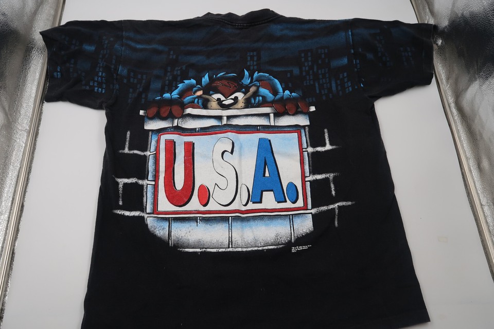 Taz Carrying American Flag/USA Signal Artwear T Shirt 1996 (S8) Size ...