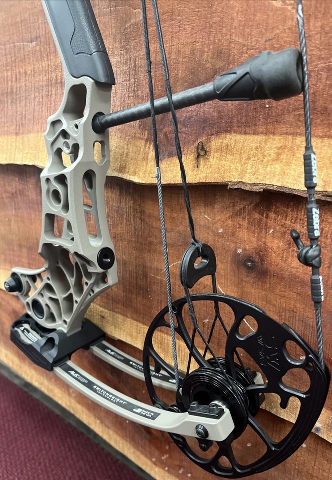 Mathews Image Left Handed *Display Model* Great Condition 40lbs D/W 28. ...