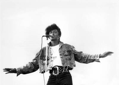 Singer Mic Murphy from The System performs at Navy Pier 1987 OLD MUSIC ...