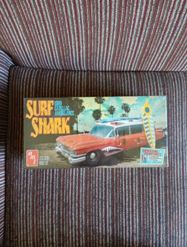 AMT Surf Shark 1959 Cadillac Ambulance 1/25 Scale Model Car Kit (1242 ...