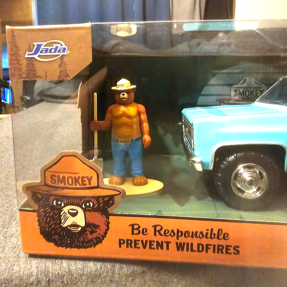 JADA SMOKEY BEAR 1980 CHEVY BLAZER 1:24 w/ SMOKEY BEAR FIGURE LIGHT ...