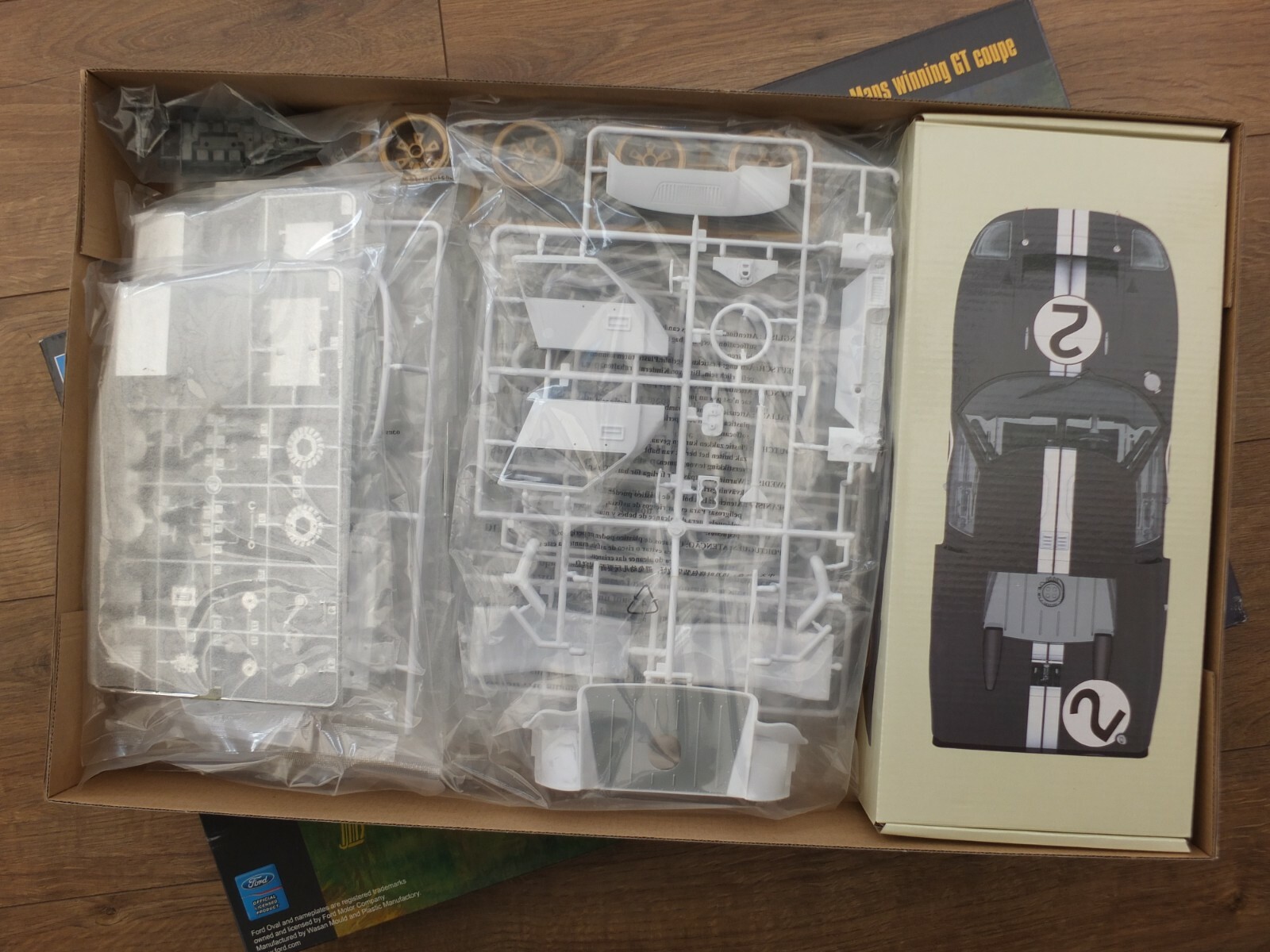 Trumpeter 05403 - Ford GT40 MK II 1966 Le Mans - Massive 1/12 Kit ...