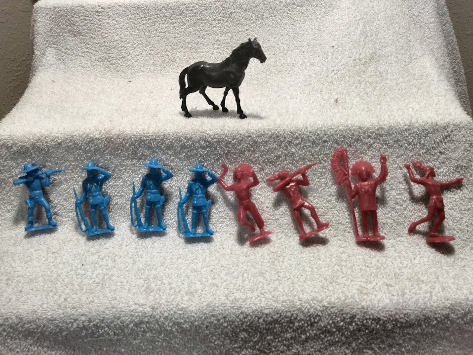 (113) VINTAGE MARX MPC ? COWBOYS & INDIANS (2" FIGURES IN 6 COLORS ...