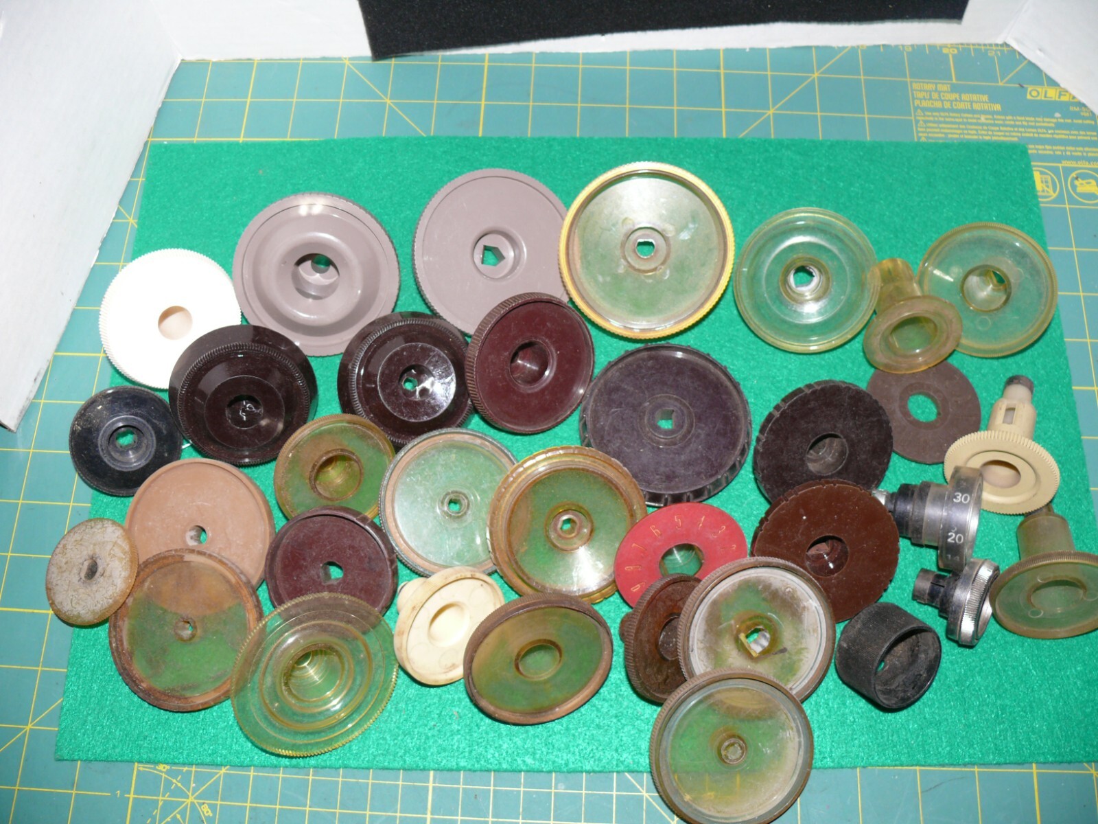 Lot Of 35 Vintage TV Knobs 1950 - 60's Electronics Phonograph Plastic ...