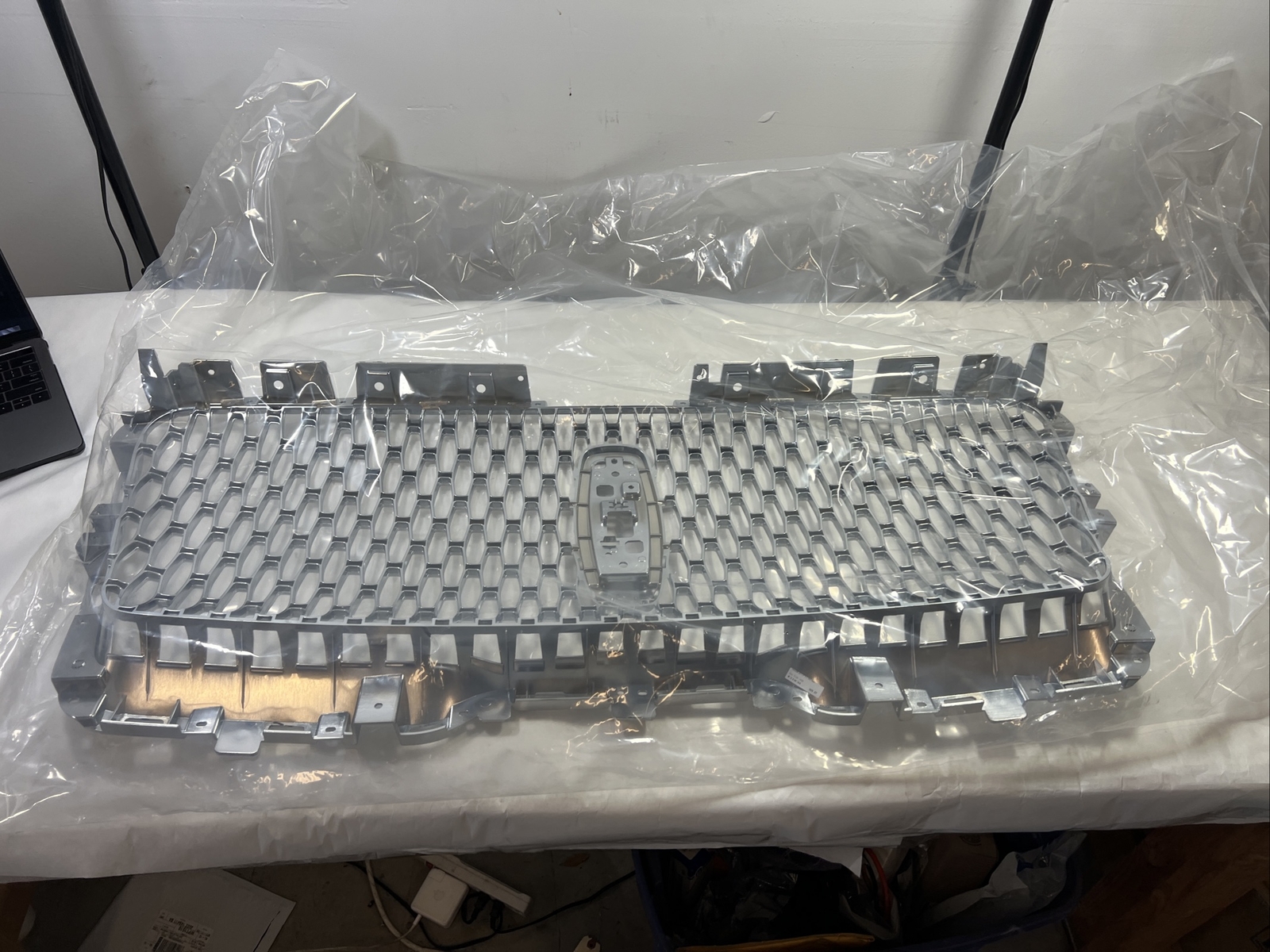 OEM Ford Radiator Grille Satin Aluminum JL7Z-8200-BB Navigator 2018 ...