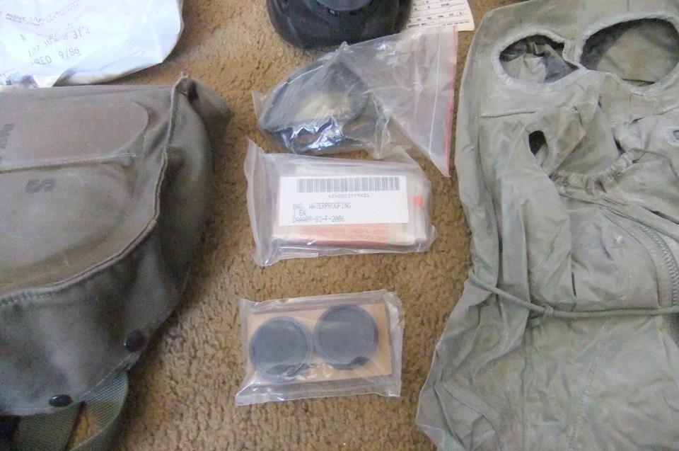 New Old Stock! US Military Issue M17 A2 Gas Mask + Filters,Gloves,Hood ...