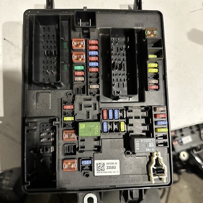 VF COMMODORE SV6 SEDAN REAR FUSE BOX 92272358-02 | eBay Australia