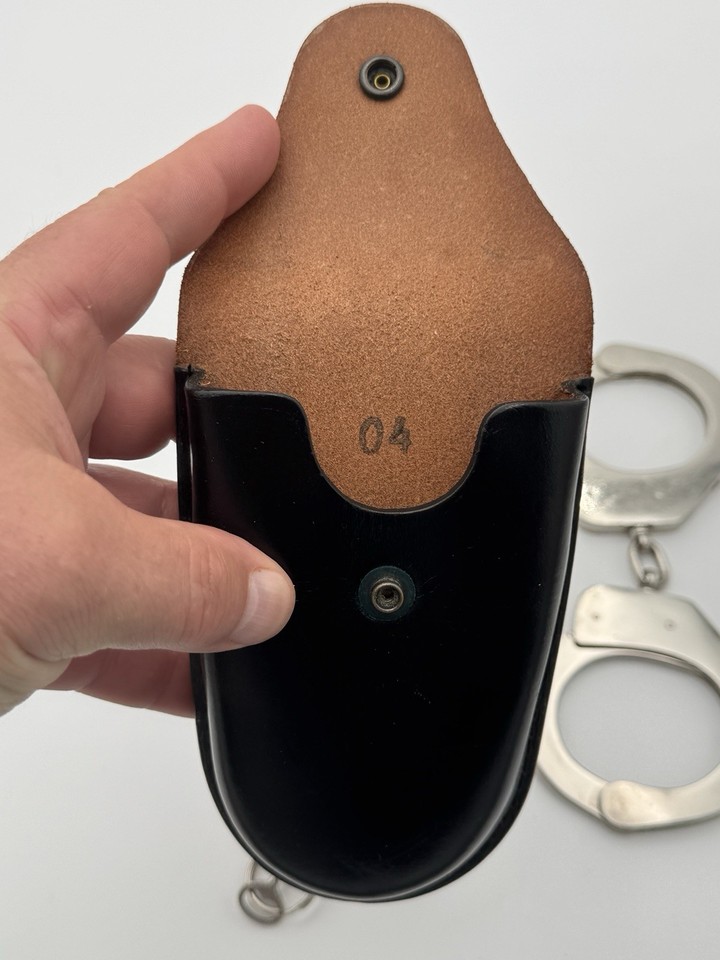 FBI ISSUED HANDCUFFS WITH LEATHER HOLDER AND 2 KEYS 4-77 | eBay