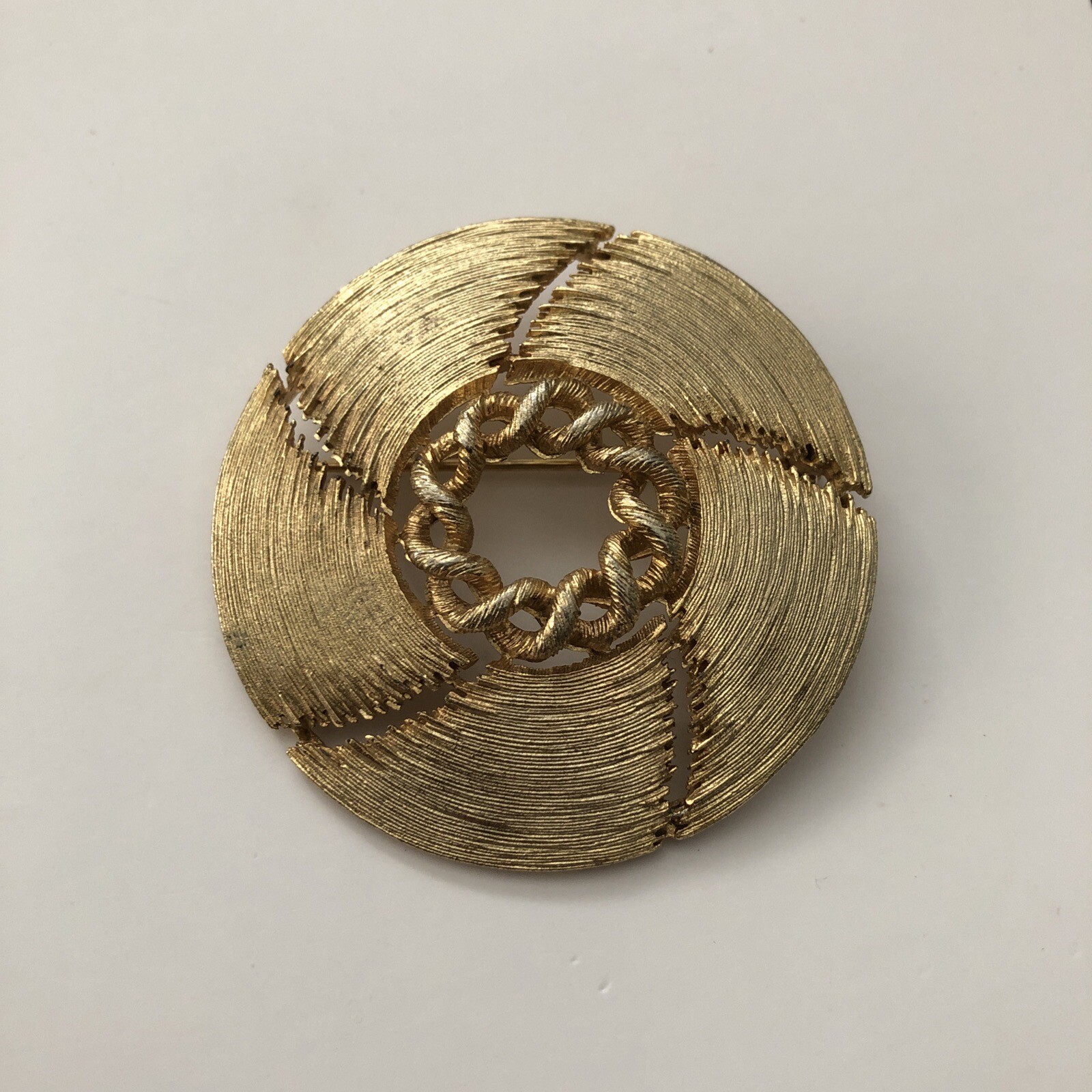Vintage LISNER Textured Round Pin Brooch Brushed Gold… - Gem