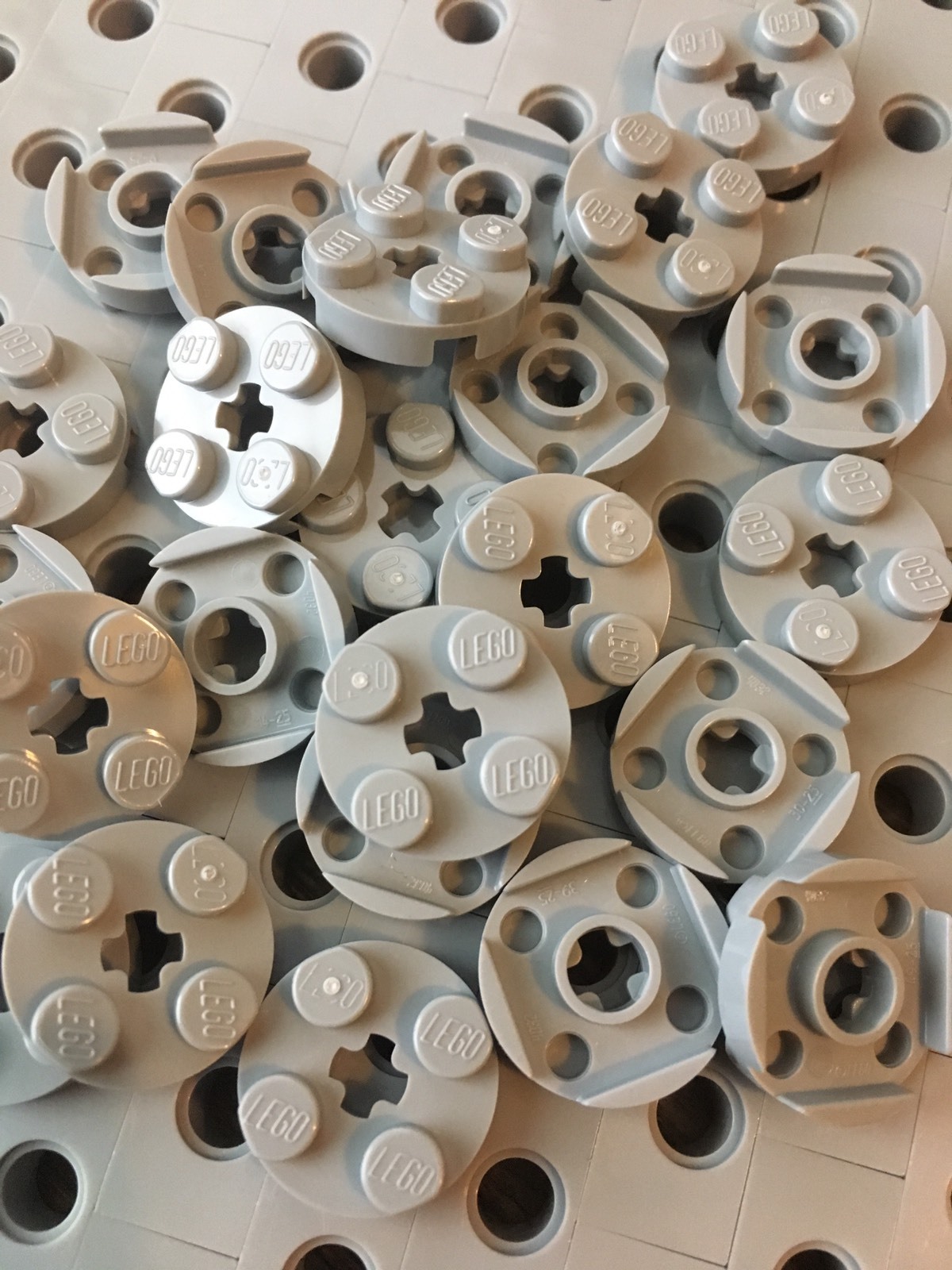 LEGO 2x2 Round Light Gray Plate With Axle Hole Pieces New Part 4032 Lot ...