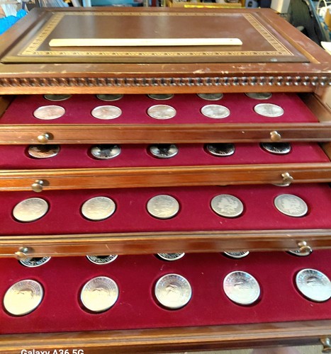 Vg Coin Desk Table Top Wooden 4 Drawers/25 Coins Total 100 Coins. Not ...