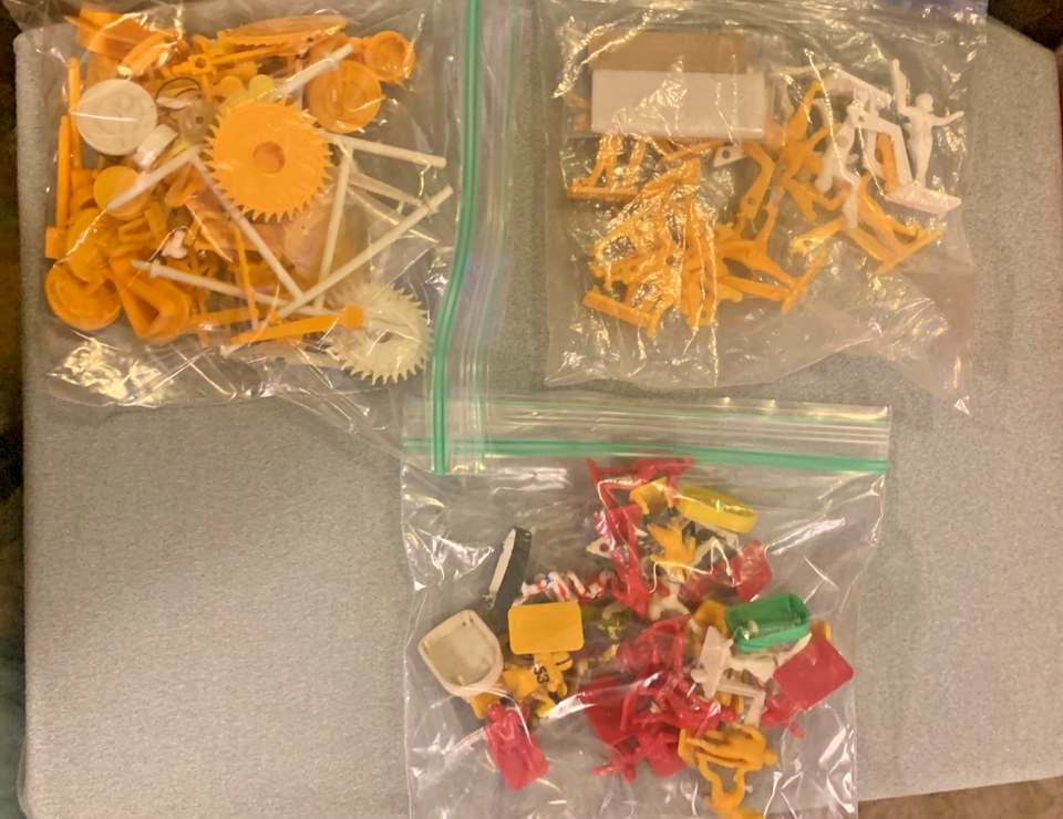 OVER 2 LBS. HUGE NEWER AND OLDER Tudor Electric Football PLAYER PARTS ...