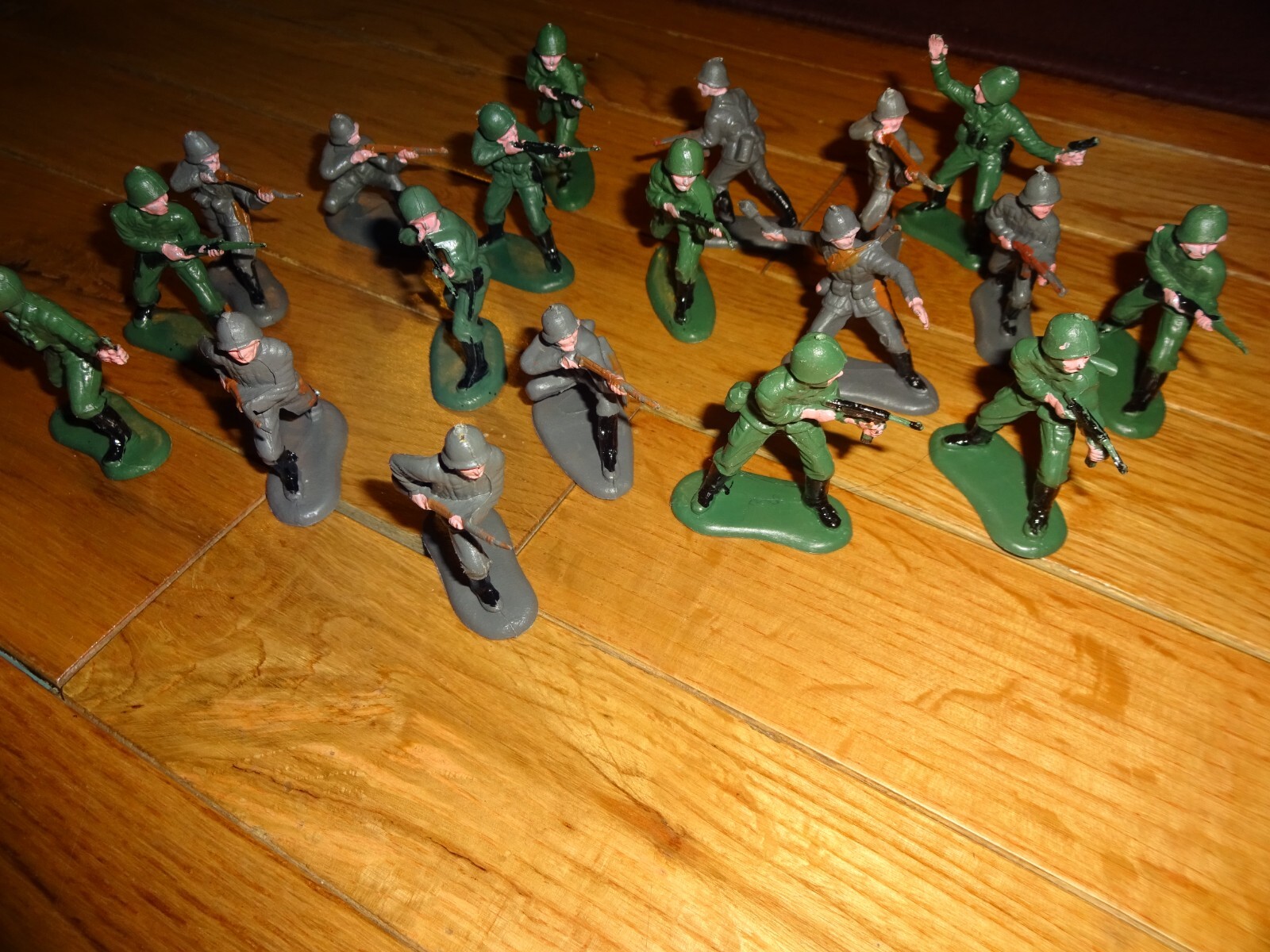 VINTAGE COLORFUL 19 MILIITARY ARMY TOY SOLDIERS IN GREY AND GREEN | eBay