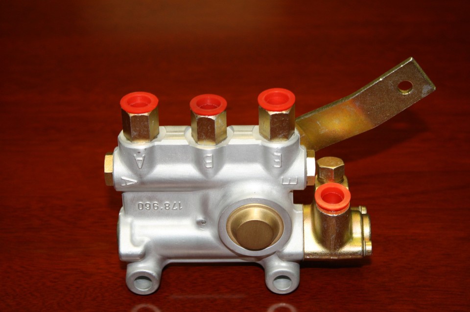 Mercedes Air Suspension Rear Leveling Valve for W100, W109 and W112 | eBay