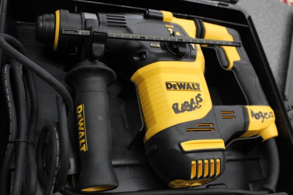DEWALT D25333K 1-1/8" SDS Plus Heavy-Duty Rotary Hammer Kit Light Usage ...