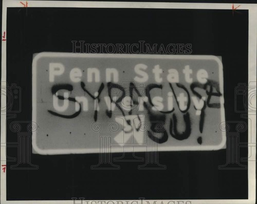1987 Press Photo Penn State U road sign vandalized with Syracuse U ...
