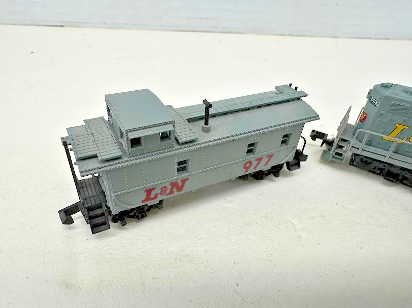 Atlas N Scale GP-9 Ph.2 Diesel Louisville & Nashville #507 & Caboose ...