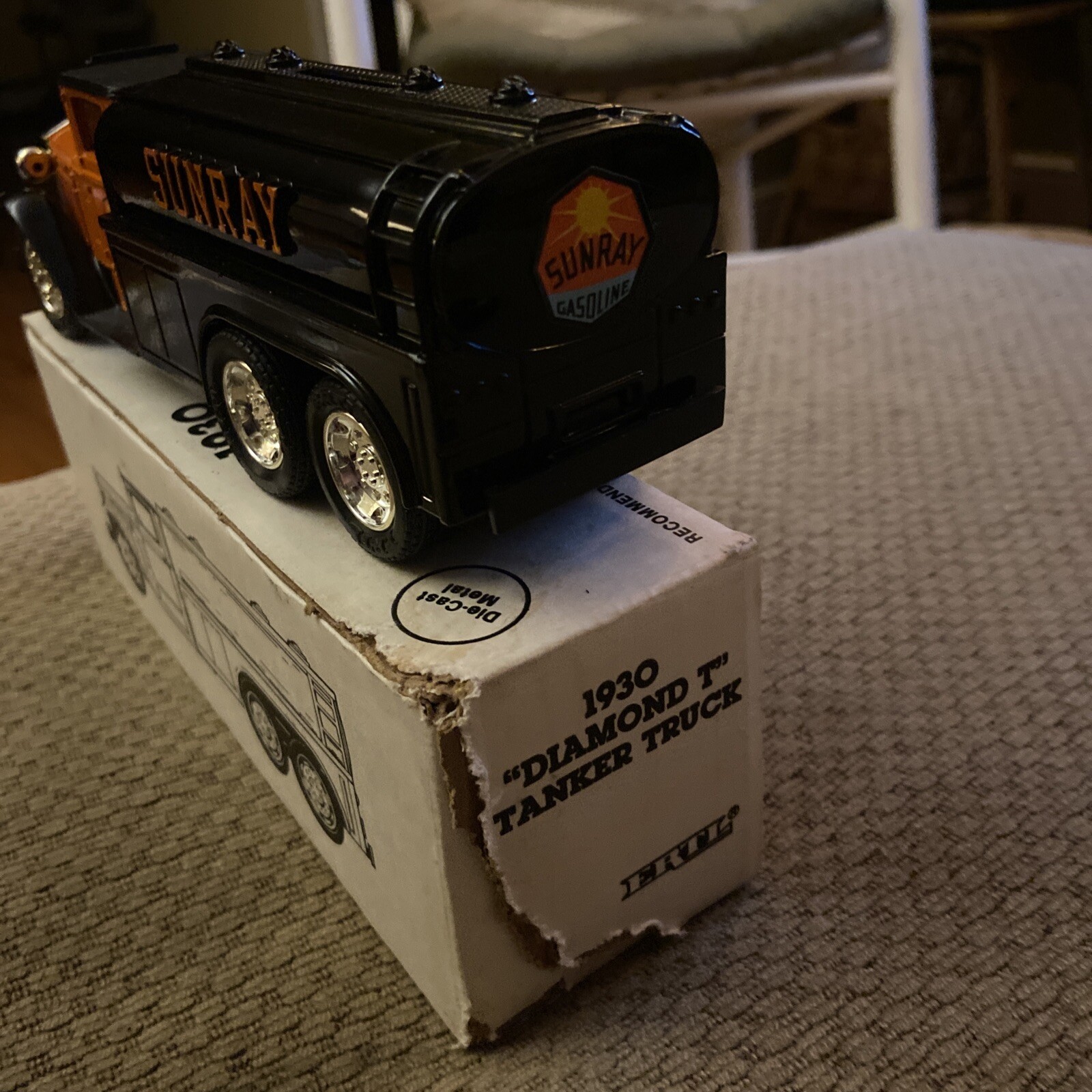 ERTL 1930 Diamond T SUNRAY GASOLINE TANKER TRUCK Coin Bank Die Cast w ...