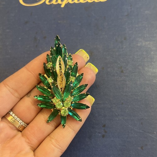 Vintage 1960s UNSIGNED COSTUME GOLD TONE EMERALD RHINESTONE BROOCH ...