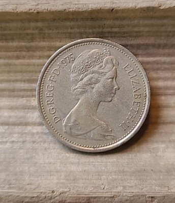 UK Great Britain 1975 ~ 5 New Pence Coin KM# 911 ~ Elizabeth II (2nd ...