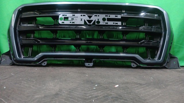 OEM GMC Sierra 1500 SLE Grille 84508282 Scratches and Marks for sale ...