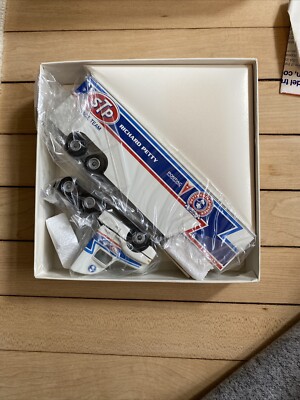 WINROSS AMERICAN RACING SCENE RICHARD PETTY/STP DIECAST TRUCK NEW 1:64 ...