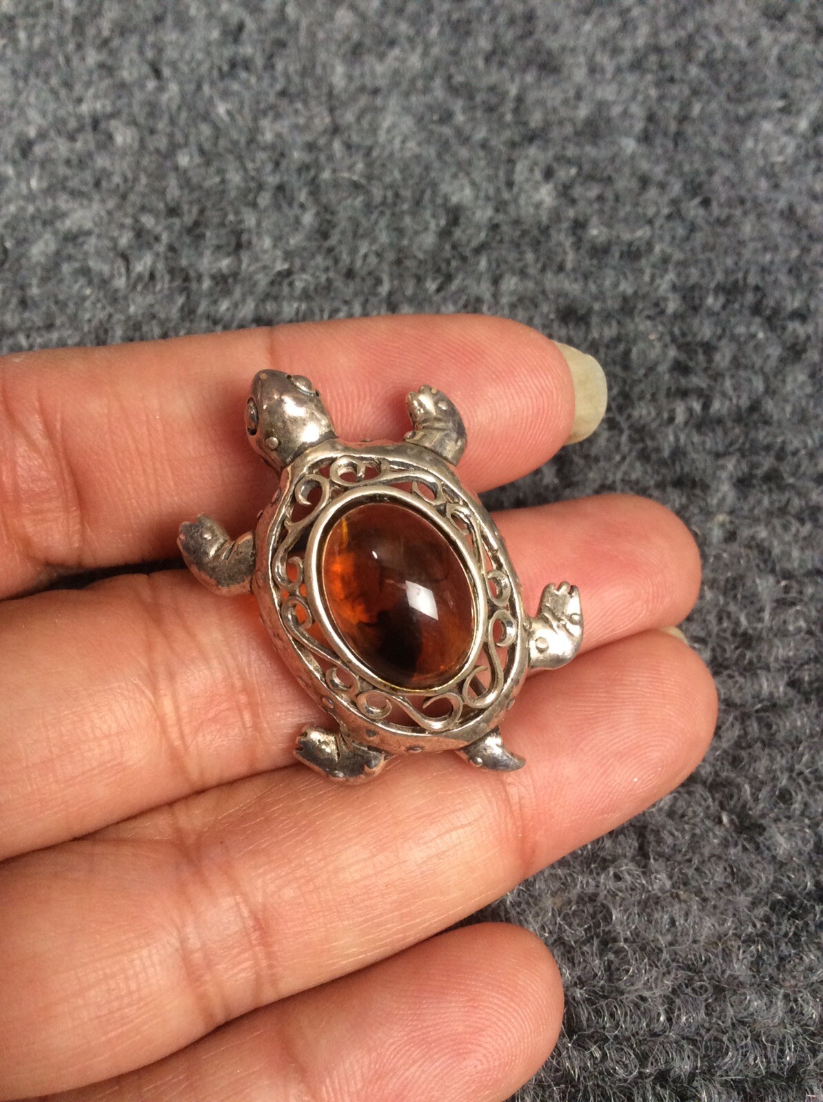 Beautiful sterling silver 925 amber turtle piin - Gem