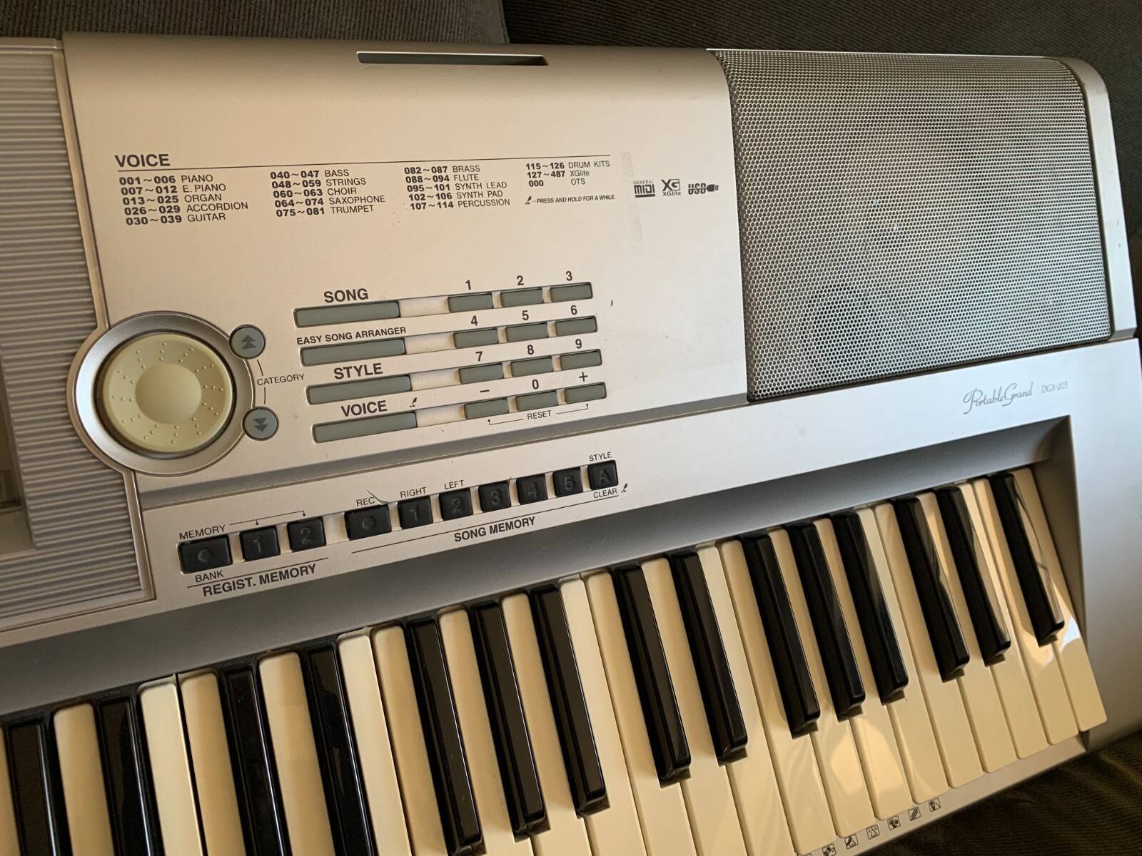 Yamaha (DGX-205) 76-Key Portable Grand Piano/Keyboard MIDI / USB works ...