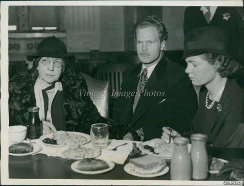1934 Photo Dr Alice Lindsay Wynekoop Lunches With Children At Recess ...