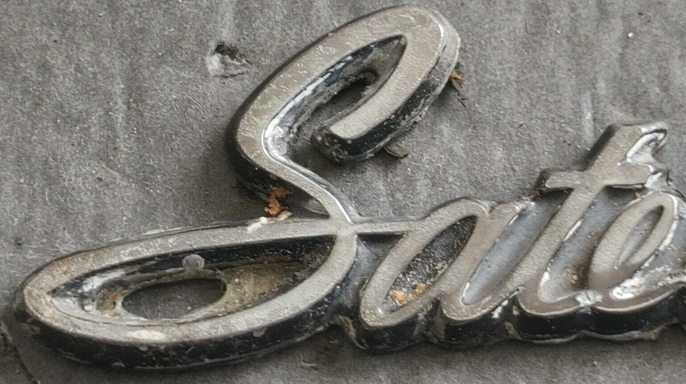 PLYMOUTH SEBRING SATELLITE CIRCA 1973 SCRIPT METAL EMBLEM 3505020 {4717 ...