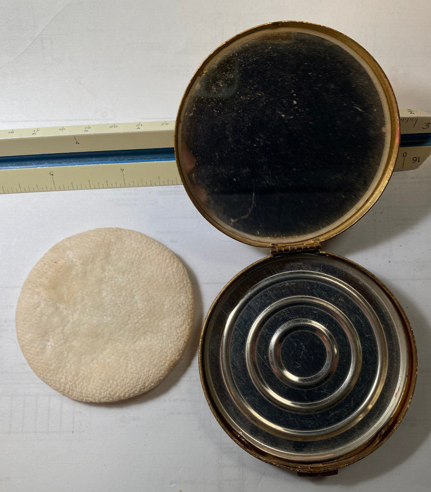 VINTAGE STUDIO GIRL COMPACT GOLD TONE W79 | eBay