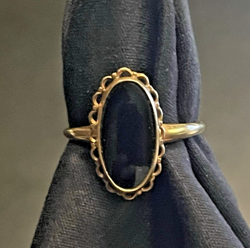 Ladies 10k gold ring with black stone (unknown what type) Size 10, 2.44 ...