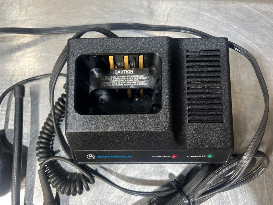 Motorola HT50 SYNTHESIZED Portable Radio w/ BASE STATION CHARGER & Mic ...
