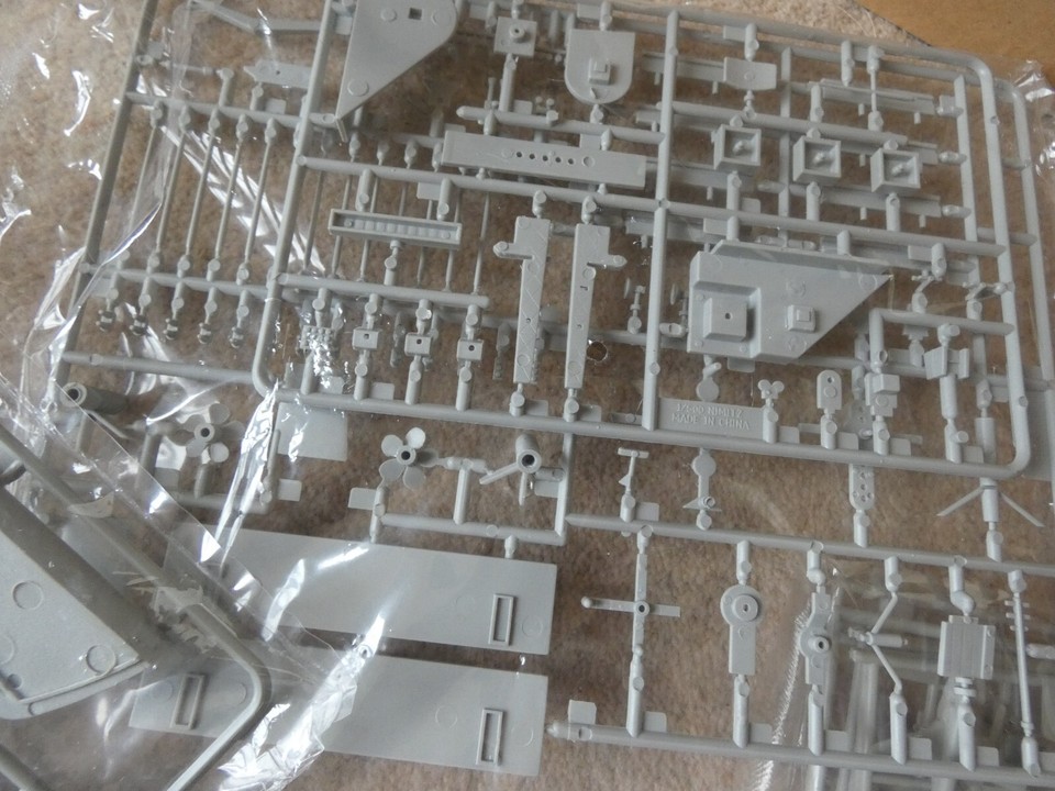 TRUMPETER- USS CARL VINSON-AIRCRAFT CARRIER--1:500 SCALE COMPLETE WITH ...