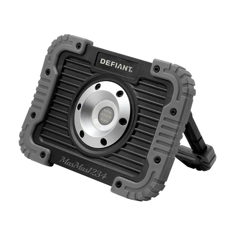 Defiant 500-Lumen Super Bright LED Work Light Unique Design Batteries ...