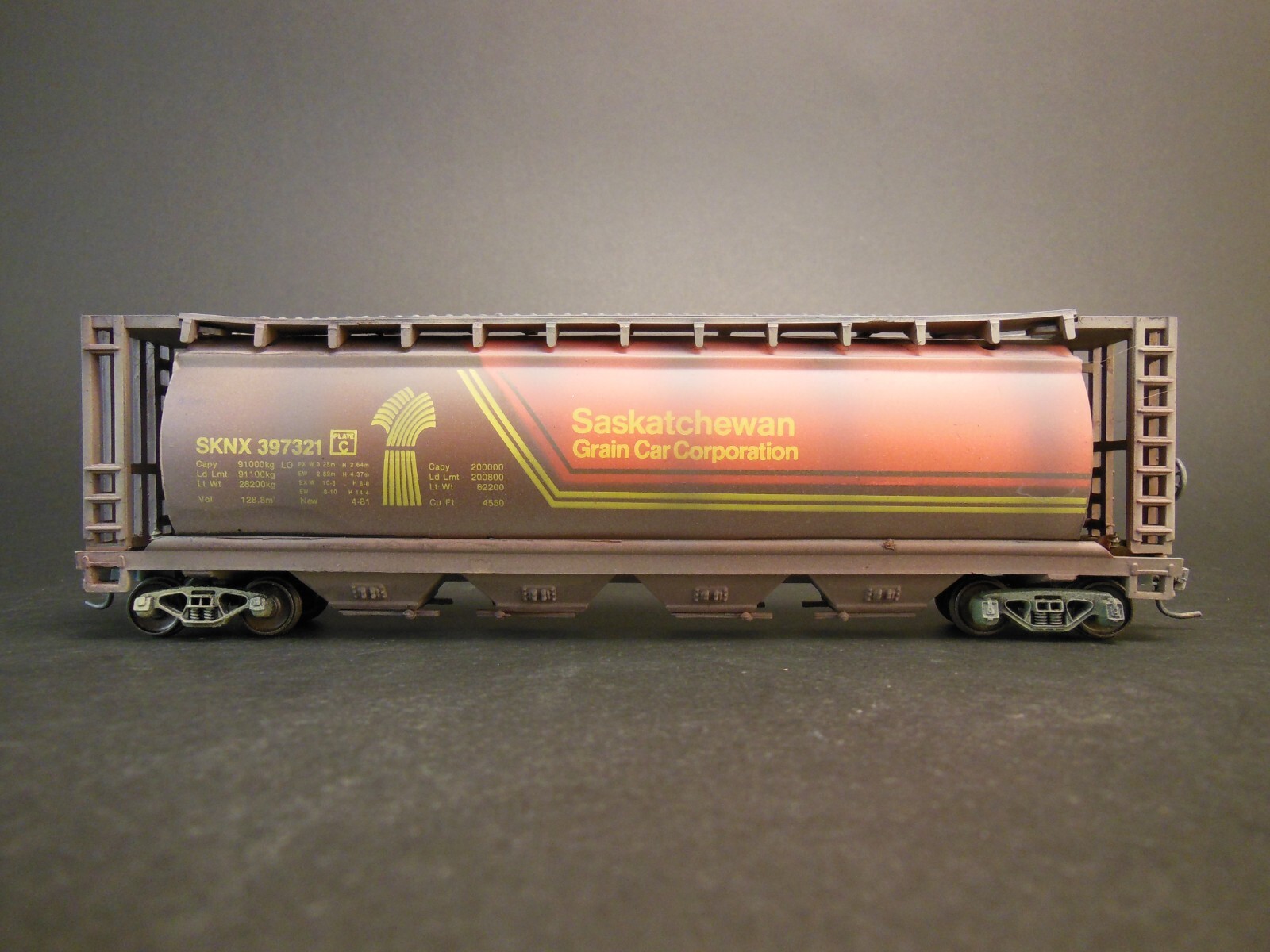 HO SCALE SASKATCHEWAN GRAIN CAR CORP SKNX 391321 CYLINDRICAL HOPPER ...